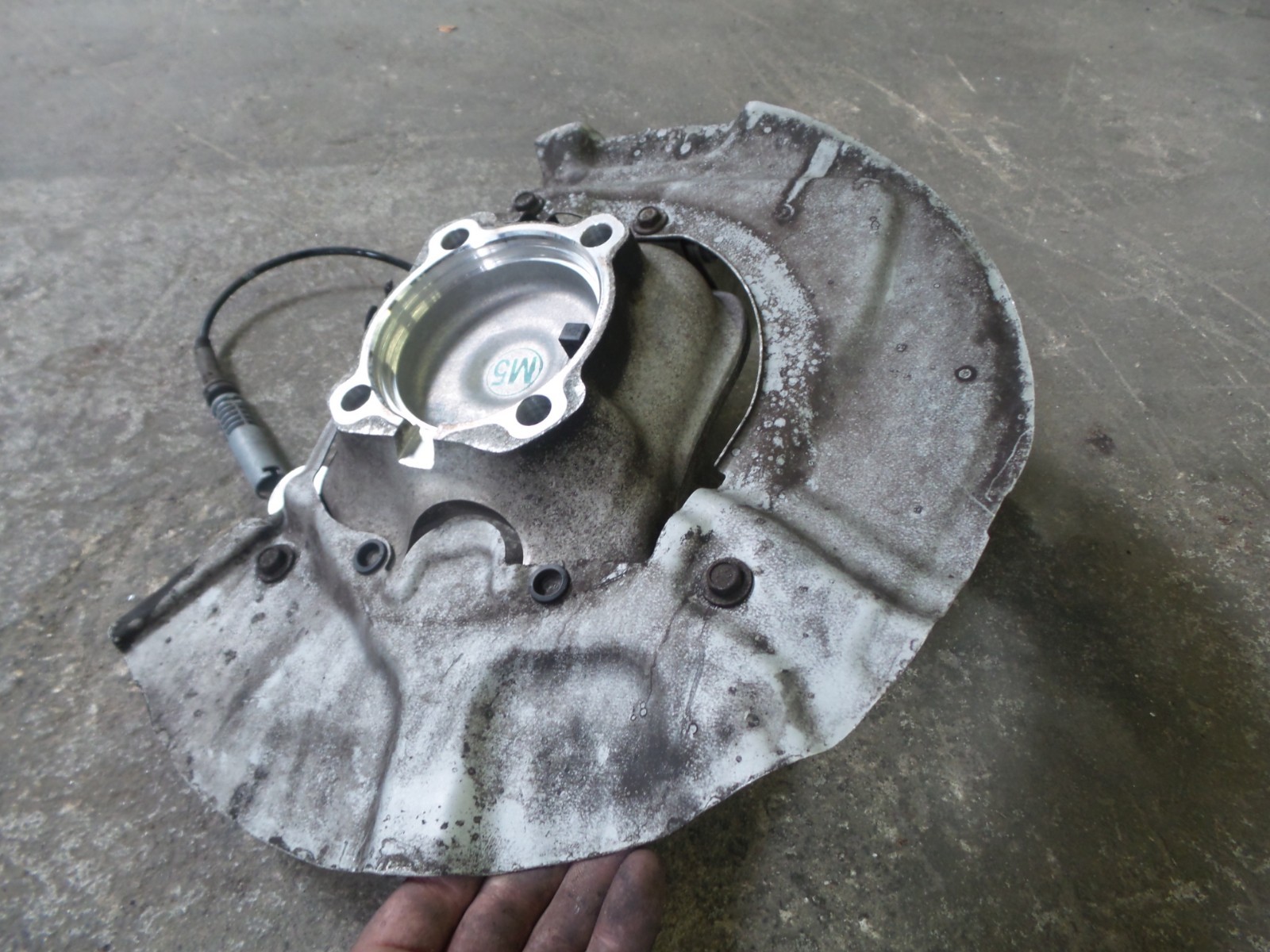 06-10 BMW E60 M5 FRONT RIGHT HUB CARRIER ASSEMBLY WITH DUST SHROUD OEM ...