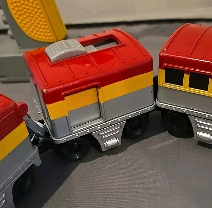 GeoTrax Pacific Chief Engine Remote Control Train Red Yellow W both ...