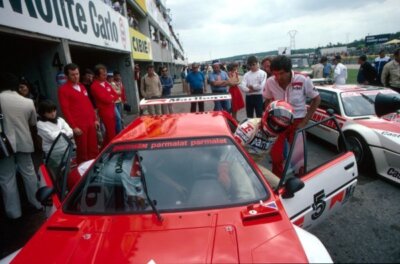 Niki Lauda, Project Four BMW M1, climbs into the car BMW M1 Procar 1979 ...
