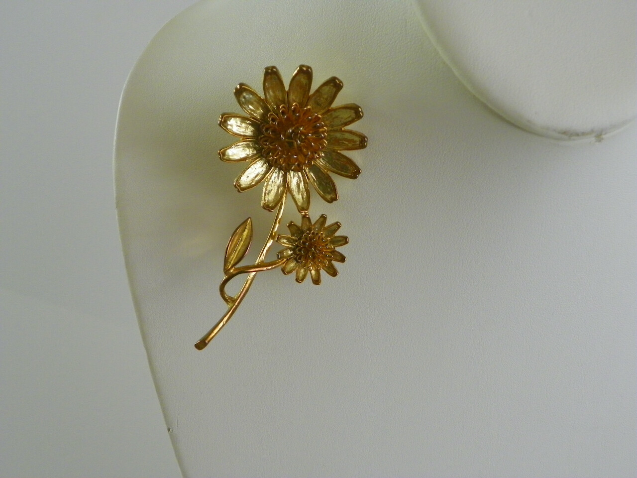 Vintage Flower Pin Gold Foil Petals and Wire Work Cen… - Gem