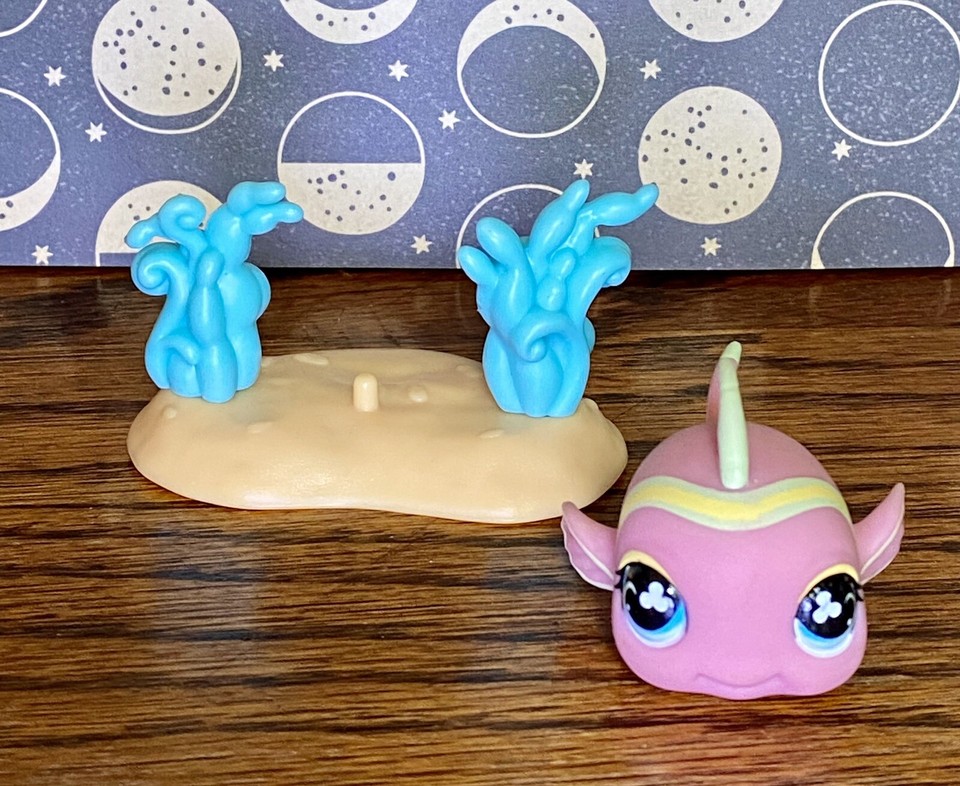 💛LPS Littlest Pet Shop #755 Pink w/ Yellow Green Striped Fish & Seaweed ...