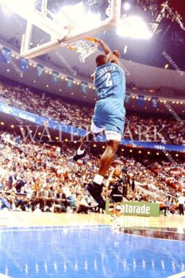 DW627 Larry Johnson Charlotte Hornets Slam Dunk 8x10 11x14 16x20 Photo ...