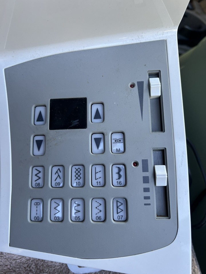 Singer Quantum Futura CE-200 Computerized Sewing/Embroidery w ...