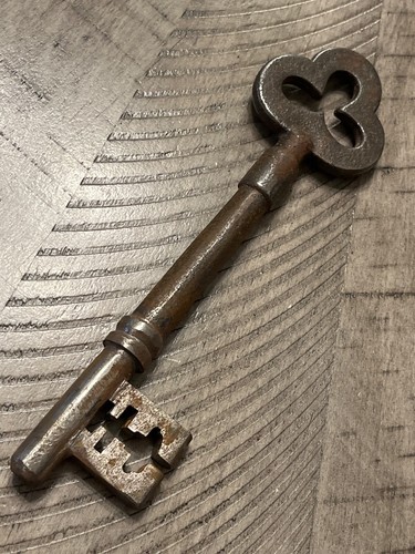 Antique 3-leaf clover bow HUGE airplane biting skeleton key ...