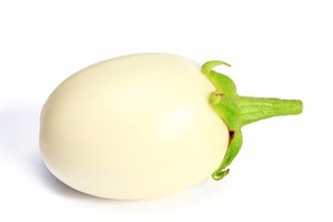 + Eierbaum "Solanum melongena" trägt im Sommer essbare Früchte, einfach ...