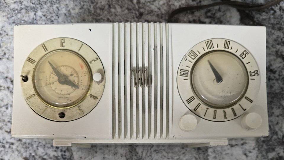 Vintage Motorola Clock Radio ︎ Model 5C in Cream ︎ Clock & Radio Work ...