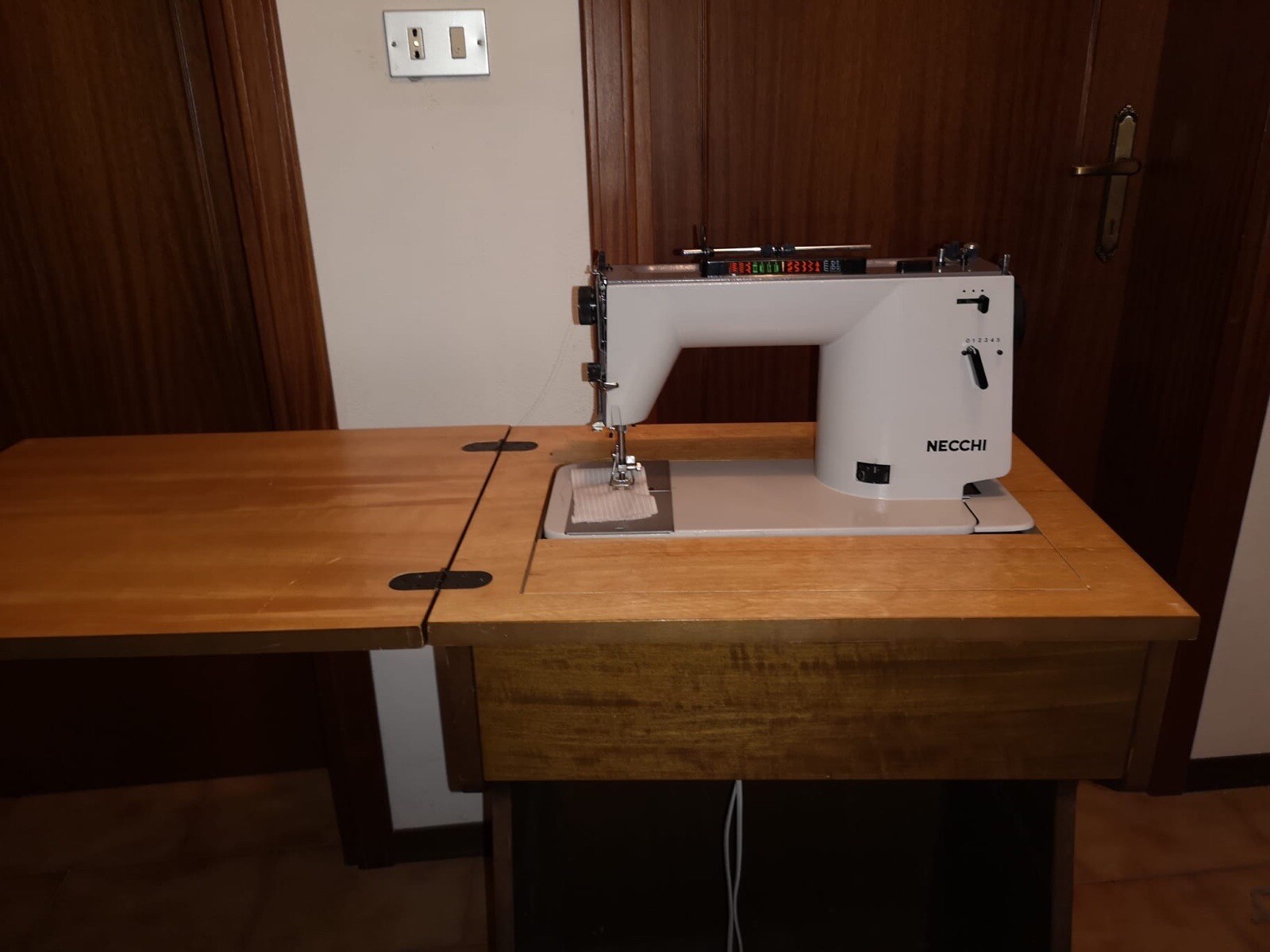 Macchina da cucire Necchi 564 completa con mobile | eBay