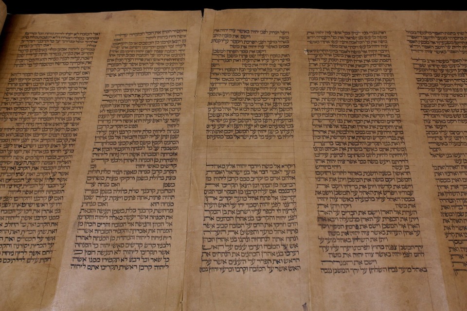 ANCIENT COMPLETE TORAH BIBLE MANUSCRIPT SCROLL DEER PARCHMENT 450 YRS ...
