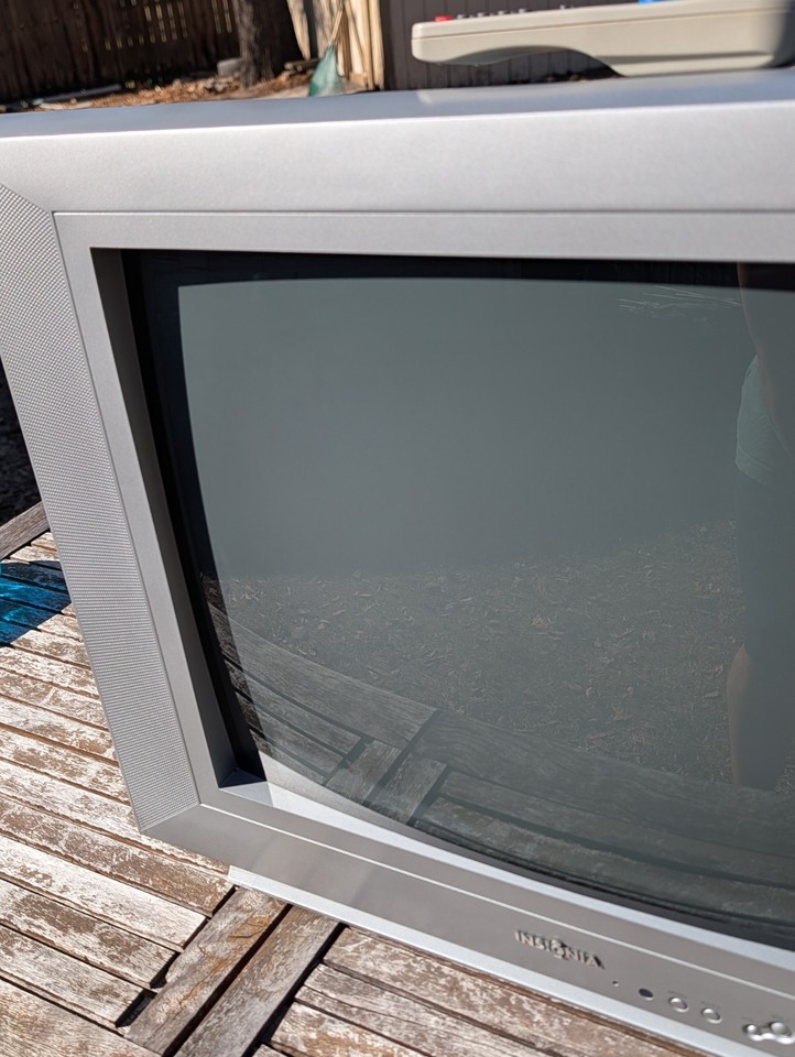 Insignia 20" IS-TV040919 Component S-Video Stereo Curved 2005 CRT TV w ...