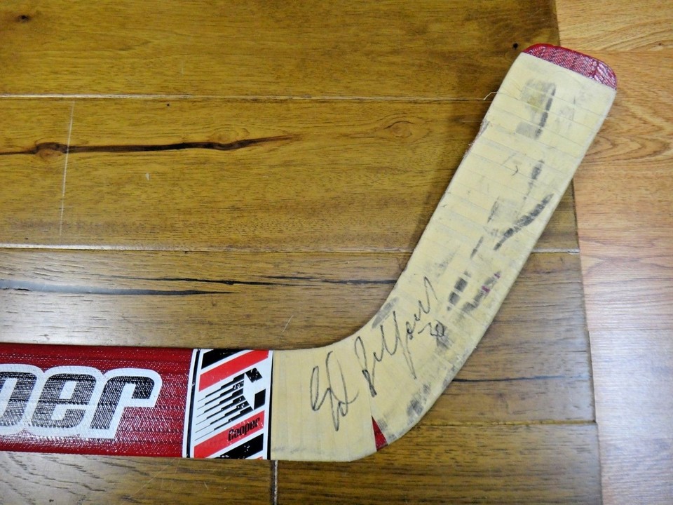Ed Belfour Signed Game Used Goalie Hockey Stick Has Crack On The Handle ...