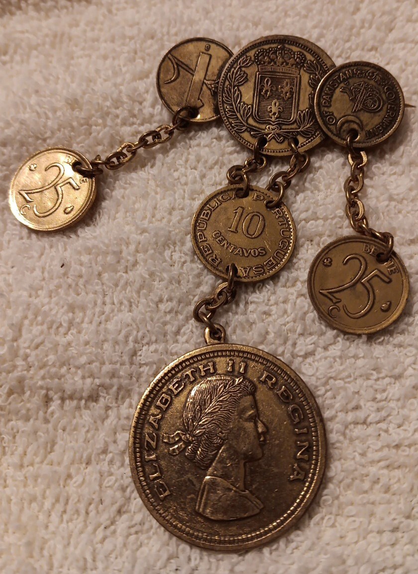 STUNNING VINTAGE ESTATE ELIZABETH II REGINA COIN 3 5/… - Gem