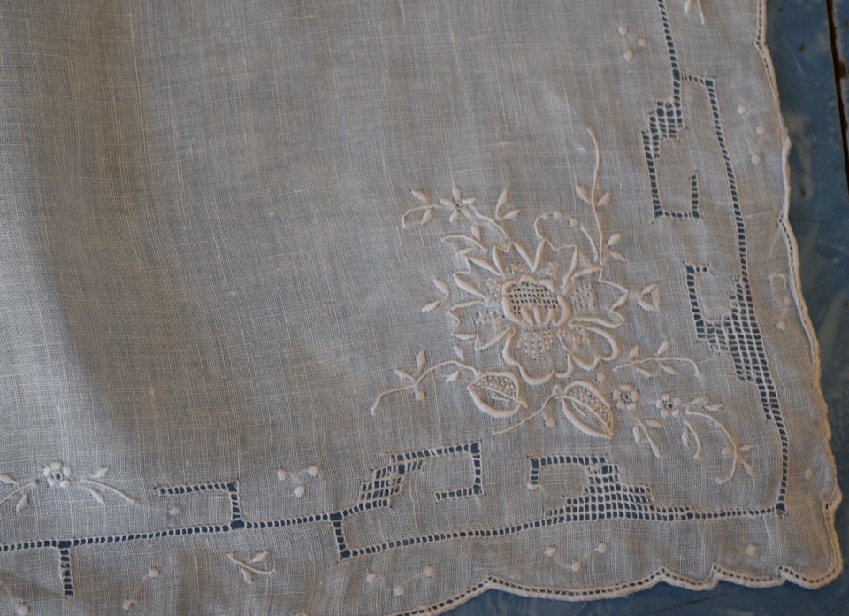 7435 Beautiful embroidered linen hankie, satin stitched roses each ...