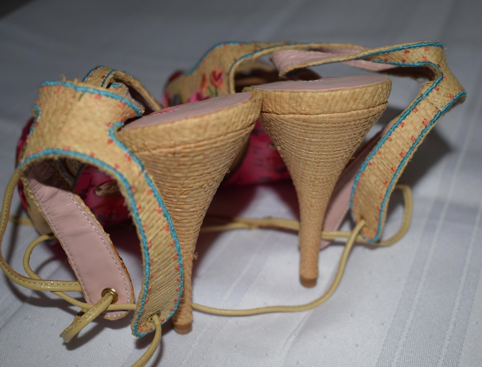 Betsey Johnson Jamison Natural Weave Embroidered Rose Heels Size 7M $178 ~ HS5 | eBay