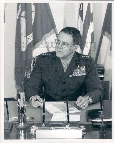 1973 Press Photo US General Robert Cushman in Uniform at Desk | eBay