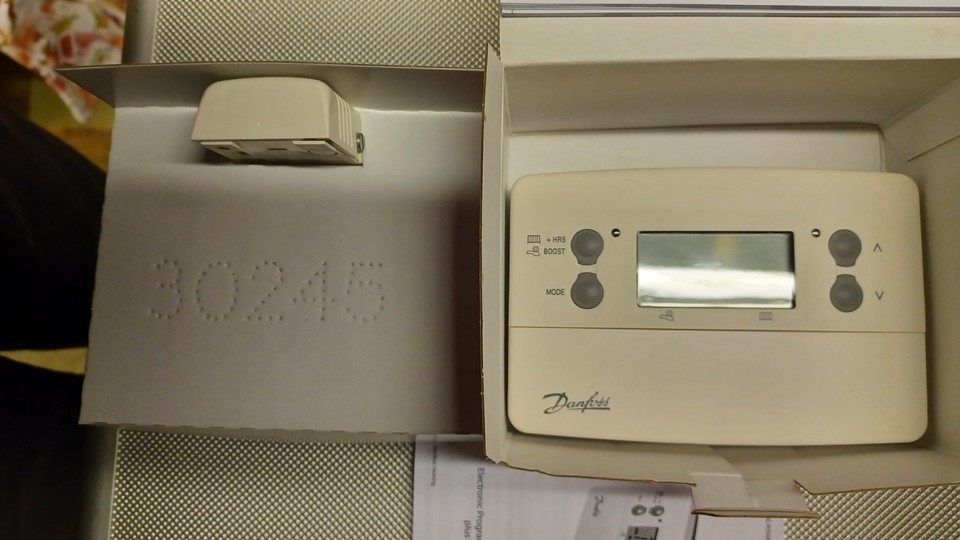 Danfoss TP 9000 - 087N789200 - programmable room stat with hot water ...