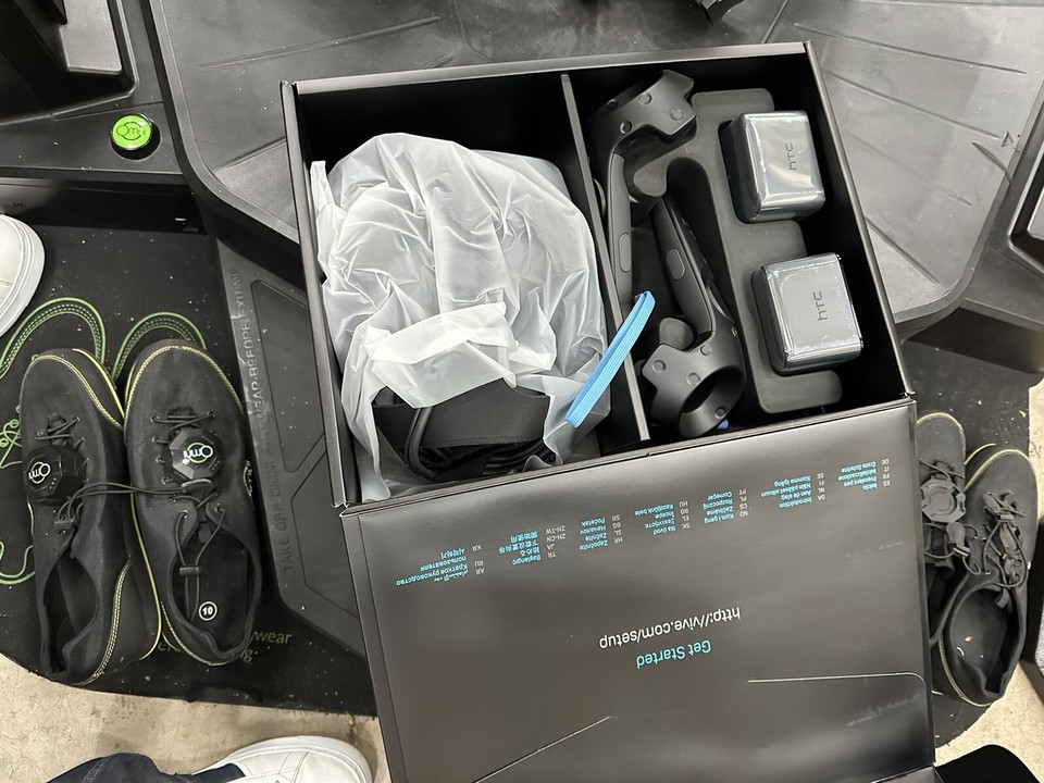 Virtuix Omni - Treadmill w/ Accessories + New VIVE VR Headset | eBay