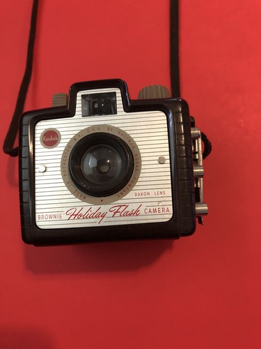 VINTAGE 1950s KODAK BROWNIE HOLIDAY FLASH CAMERA original strap intact ...