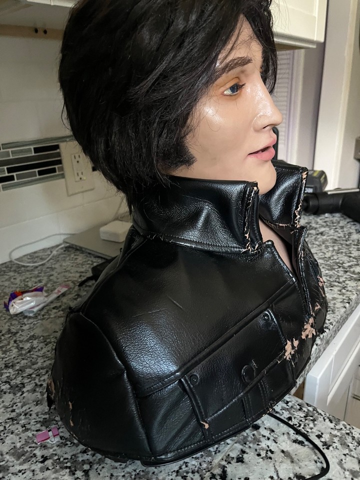 WowWee Alive ELVIS Presley Lifesize Robot Singing Talking Animatronic ...
