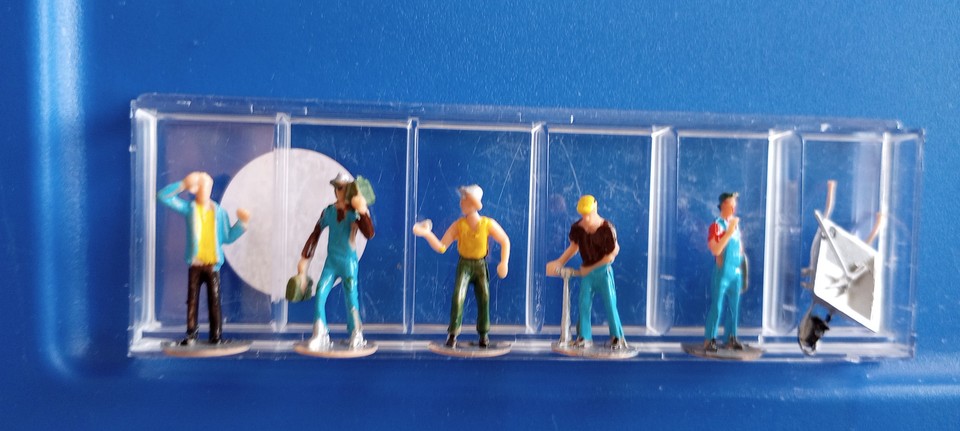 Work Crew with wheelbarrow, shovel and pickaxe HO Scale Figures ...