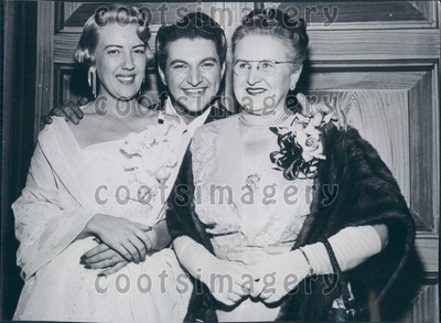 1954 Famed American Entertainer Liberace w Mother & Sister in Law Press ...