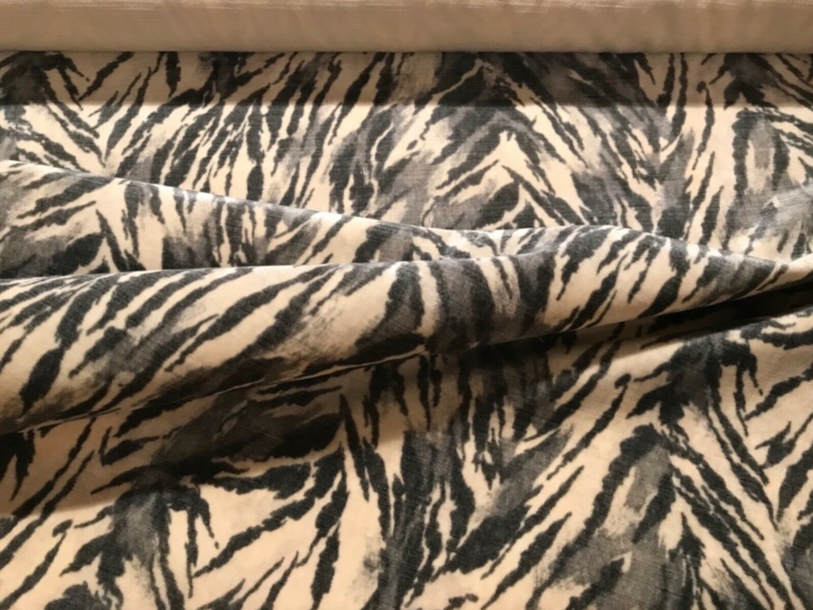1YD GP&J BAKER Lee Jofa TIGER TIGER Velvet Animal Skin Fabric ITALY ...