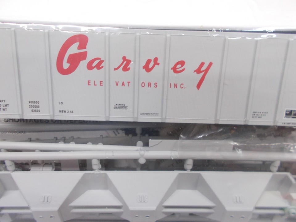 WALTHERS # 932-5722 ~ GARVEY PS-2 COVERED 3-BAY HOPPER CAR # 16~ KIT ...