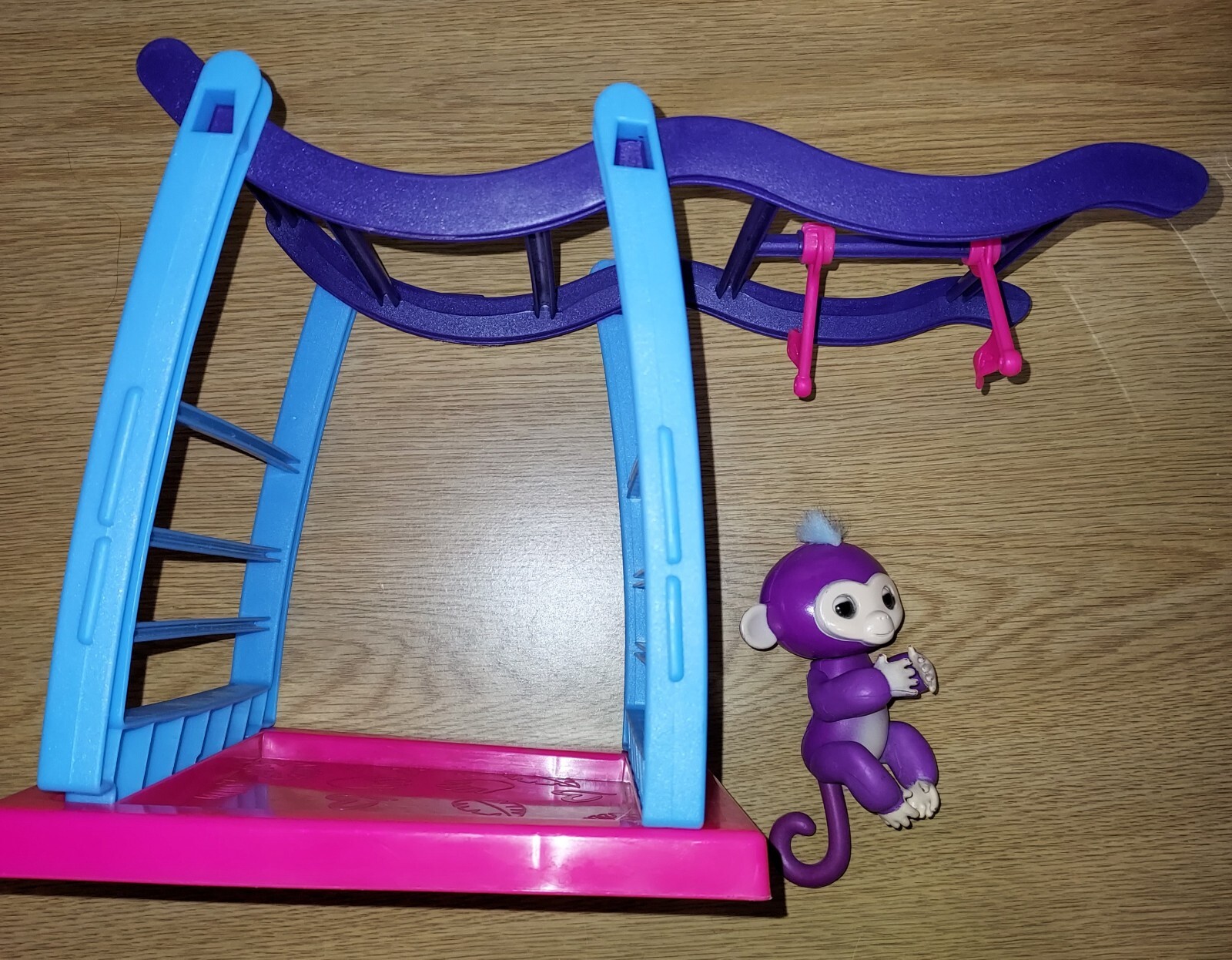 WowWee Fingerlings Monkey Playset Swing Bar with 1 monkey tested and ...