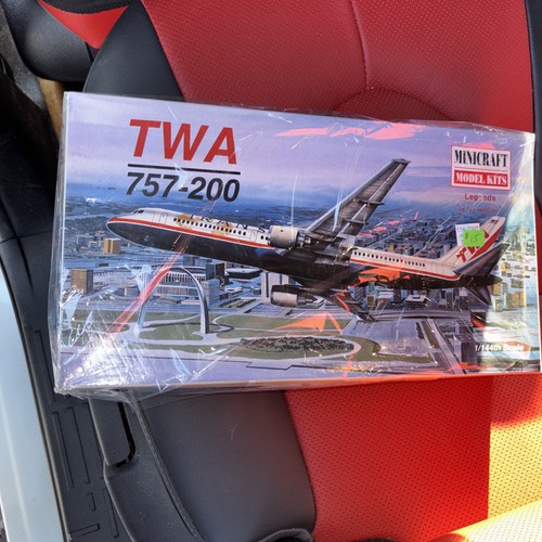 Minicraft Model Kit 1/144 United Airlines 757-200 Plastic Model Kit ...