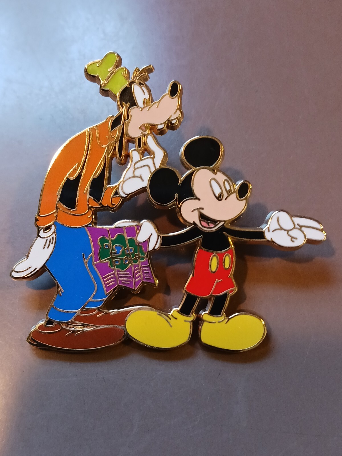 DISNEY PIN LE MICKEY TWO FINGER POINT GOOFY SURPRISE CAST MEMBER ...