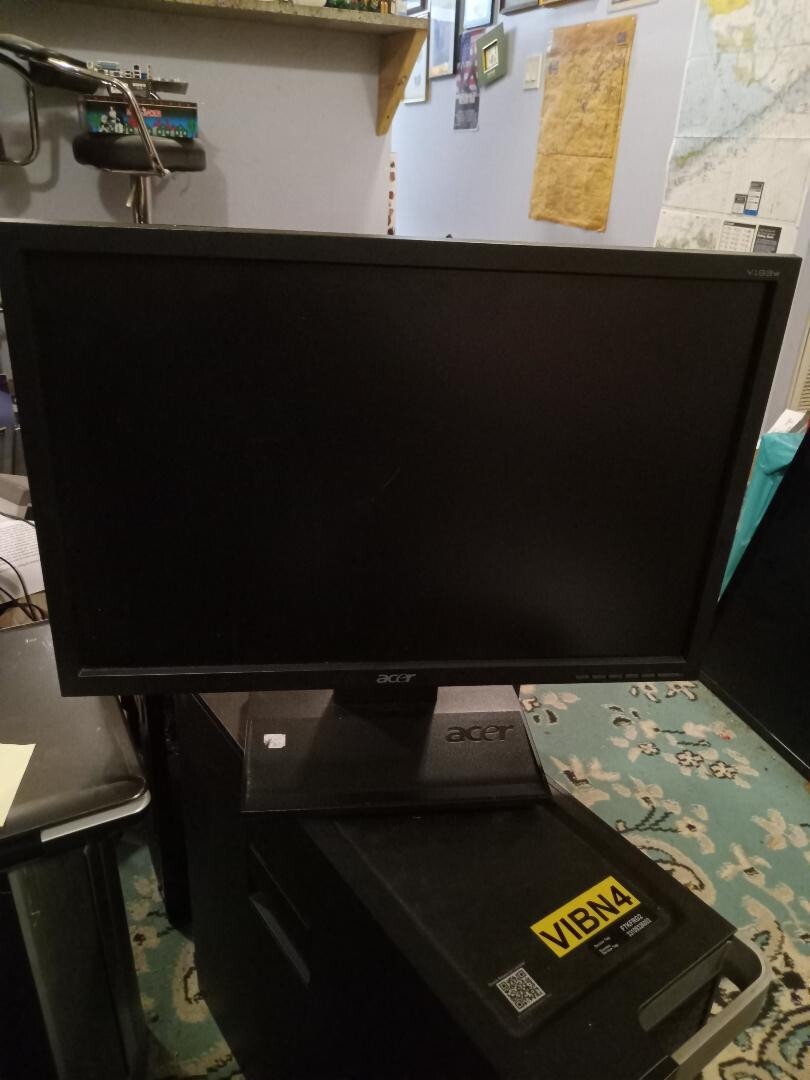 Acer V193W 19 inch LCD Computer Monitor with Power and VGA Cables ...