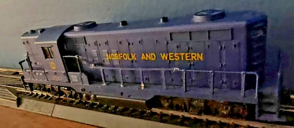 HO Scale AHM Norfolk and Western GP18 diesel locomotive no 2557 | eBay