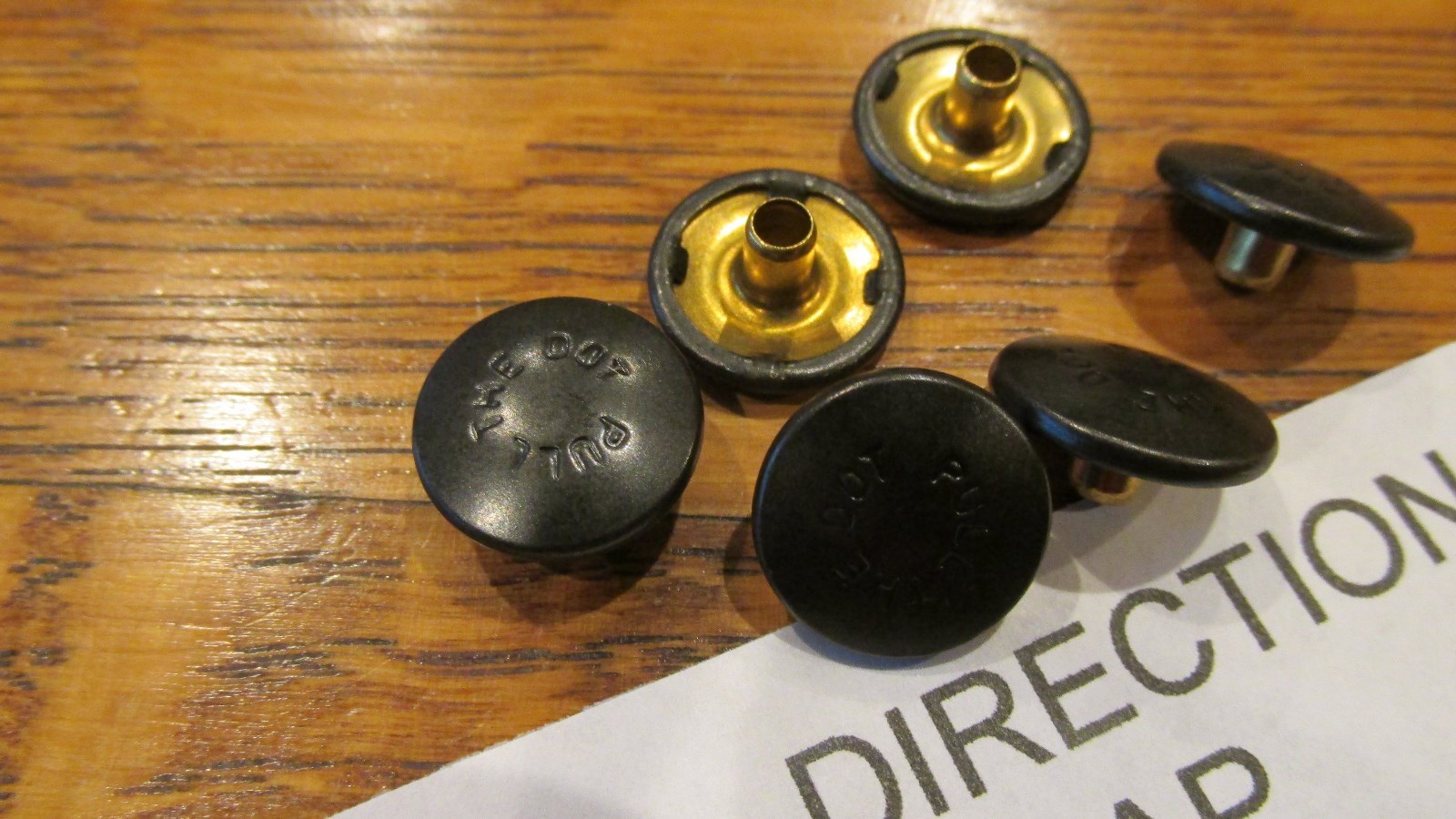 DIRECTIONAL SNAP CAPS Black over Brass 6 pcs. Pull the Dot leather ...