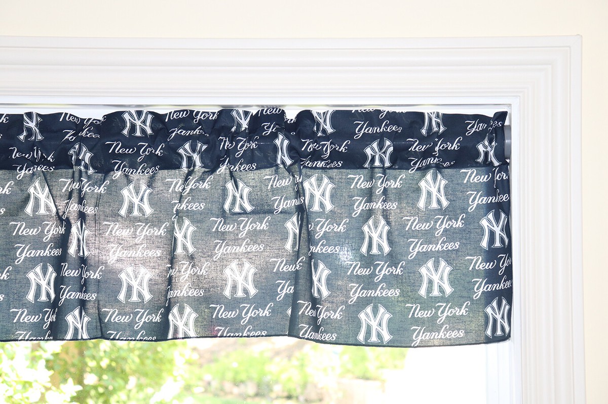 Yankees Curtains 'An Annual Tradition' Yankees Fans Flock To See