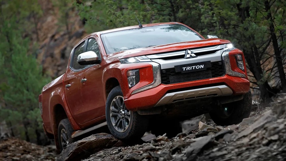 Genuine OEM Upper Radiator Hose MN135039 Fits 05-19 Mitsubishi Montero ...