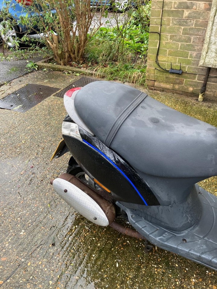 Piaggio Zip 50 Black 49cc petrol (2003 reg) moped. Good for commuting ...