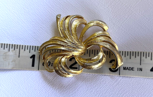 1970's TORINO Gold Tone Ribbon Swirl Brooch Pin Signed Costume Jewelry ...