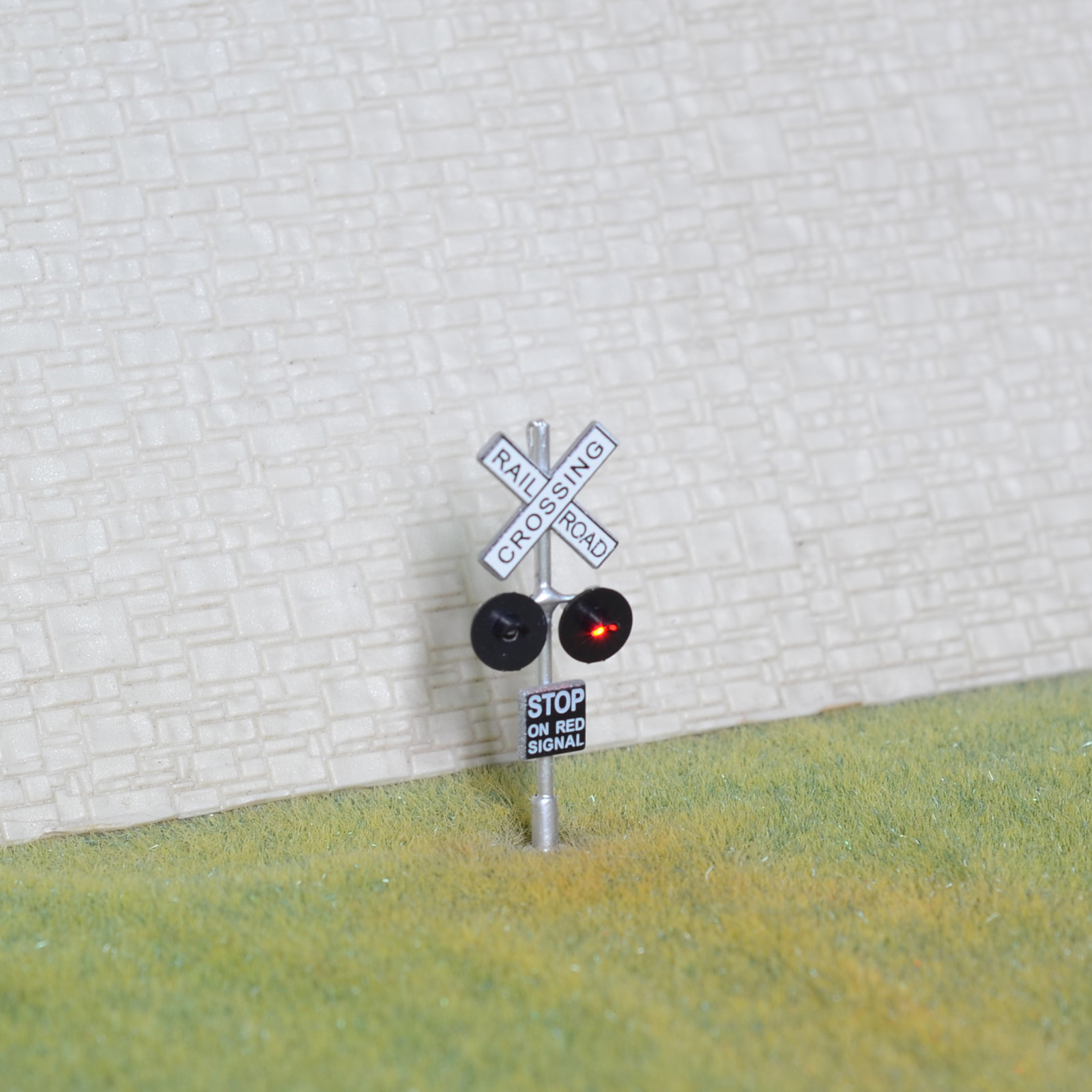 2 x HO Scale Railroad Crossing Signals 2mm LED made + Circuit board ...