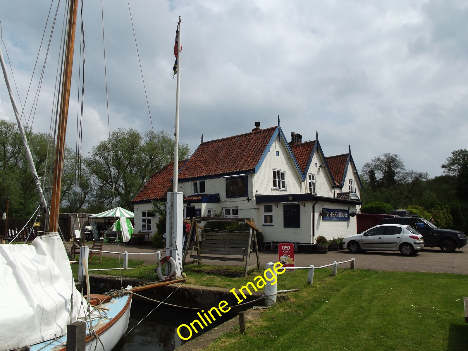 Photo 6x4 The Ferry House Inn at Surlingham, Norfolk Postwick About ...