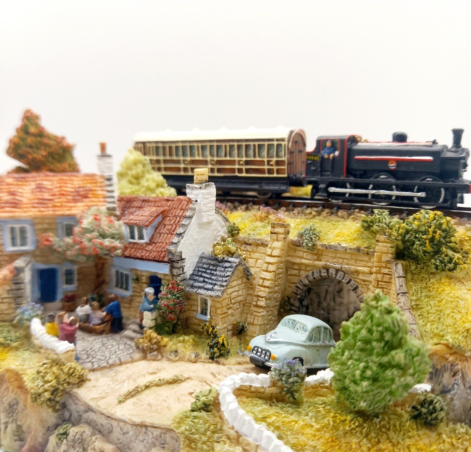 N Scale Gauge Countryside Diorama Steam Locomotive Model Railway Layout ...