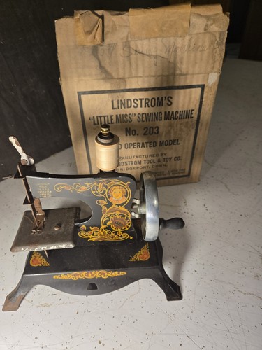 ANTIQUE LINDSTROM'S " LITTLE MISS " SEWING MACHINE NO. 203 HAND CRANK ...