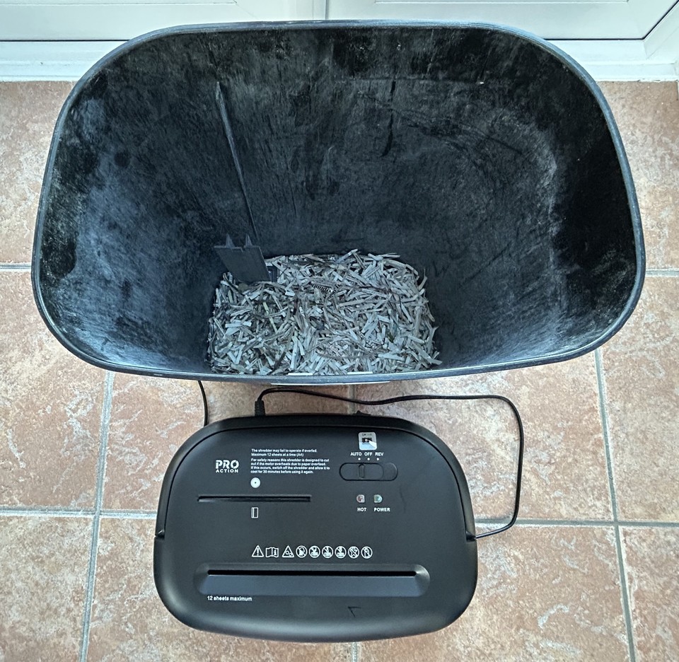 ProAction 12 Sheet Cross Cut Shredder 25L Bin - Paper Card CD - Read ...