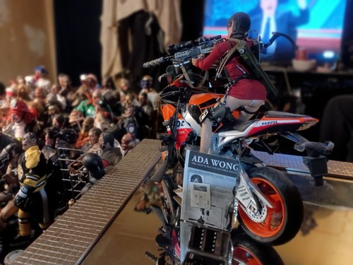 Hot Toys Resident Evil 4 Ada Wong 1:6 Figure VGM16 Briefcase And ...