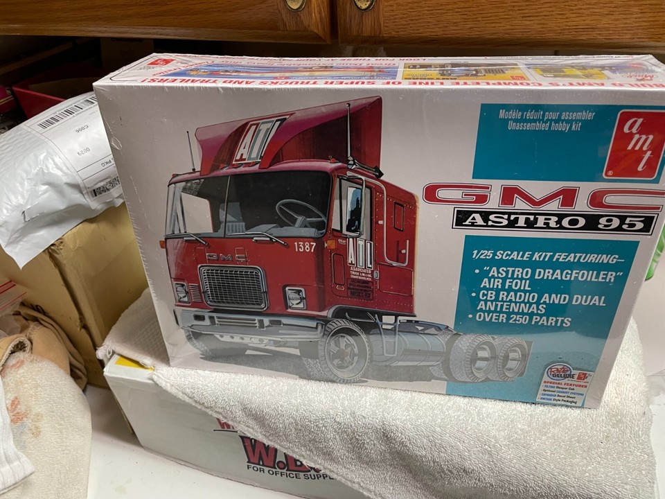 1/25 AMT MODEL KIT GMC ASTRO 95 SEMI TRACTOR #A29 | eBay