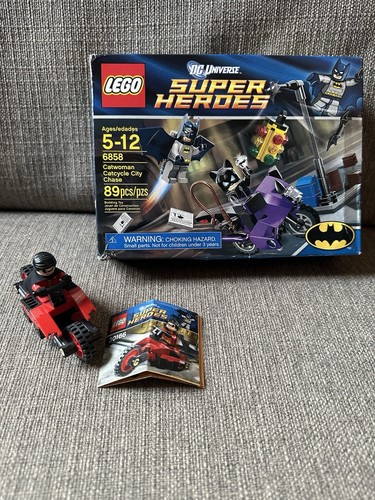 LEGO DC Super Heroes: Catwoman Catcycle (6858) & Robin Redbird Cycle ...
