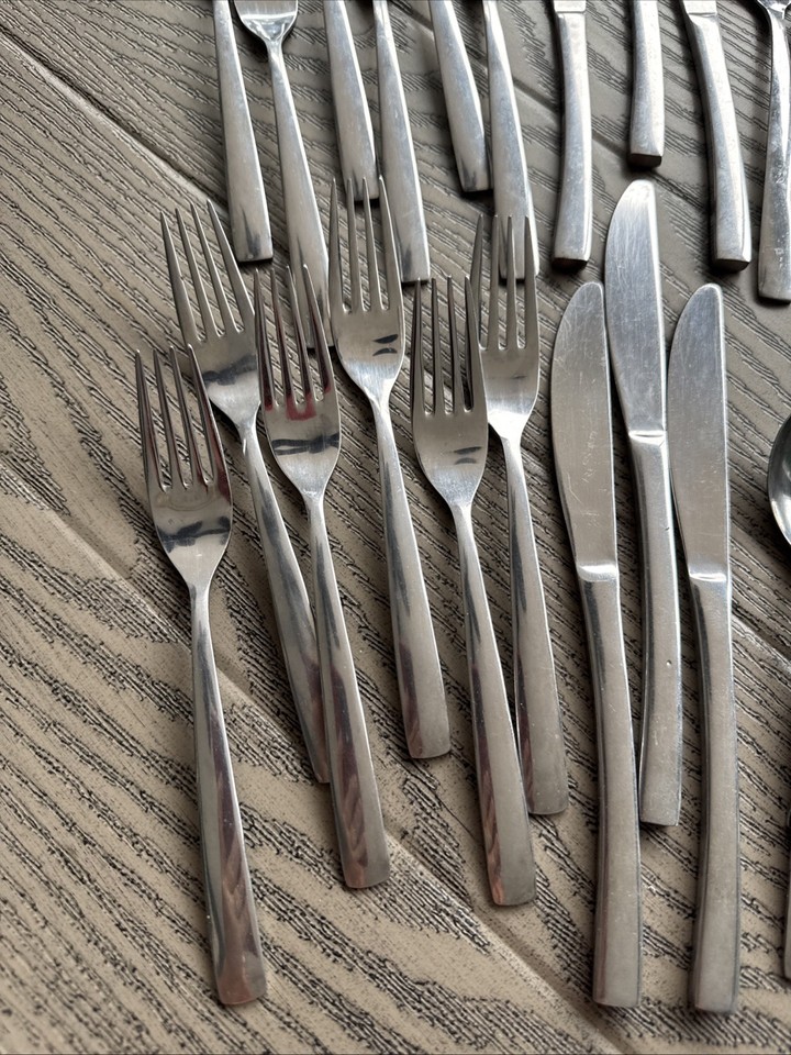 31 Piece Hampton Forge Signature Stainless HF Silverware 743 Flatware ...