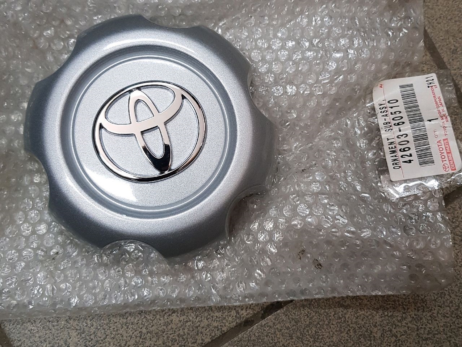 Toyota Genuine OEM ORNAMENT SUB-ASSY, WHEEL HUB (FOR FRONT) 42603-60510 ...