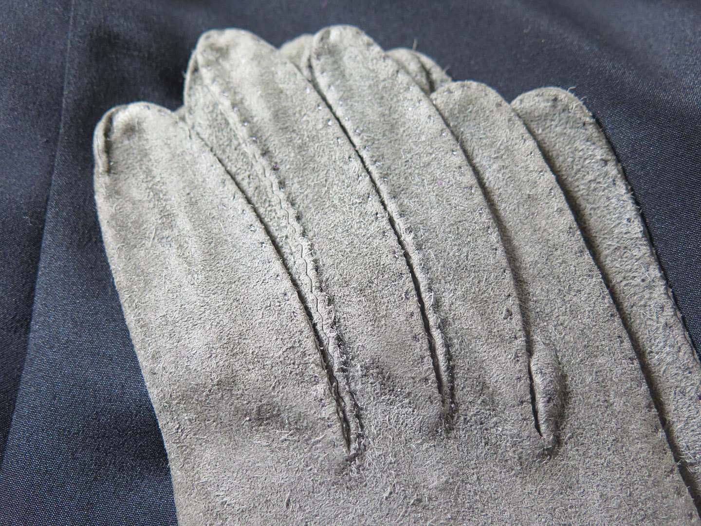 Gorgeous Hand Stitched Vintage Suede Gloves from Fran… - Gem