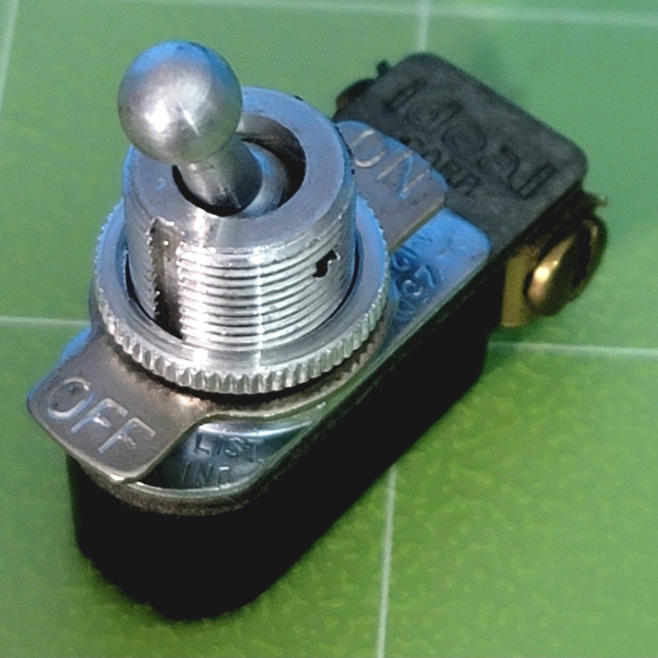 CB25: UND. LAB. INC. LIST. Toggle ON-OFF 3A 250V 6A 125V Vintage Switch ...