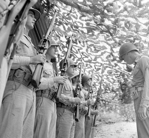 WW2 Photo WWII US Soldiers Midway1942 Inspection M1 Garand World War ...