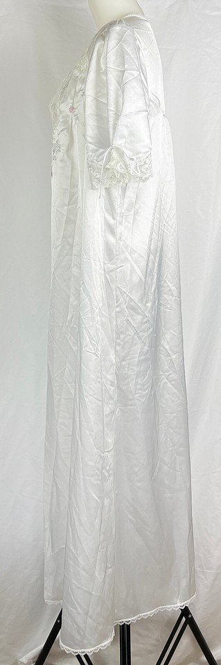 VTG Barbizon Long White Satin Short Sleeve Robe with Lace & Floral ...